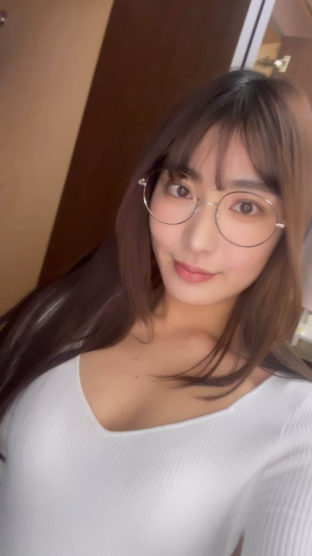 由愛可奈さんのインスタグラム動画 由愛可奈instagram 「動画も投稿してみるね！ ︎ 新作のオフショット！眼鏡👓」5月28日 16