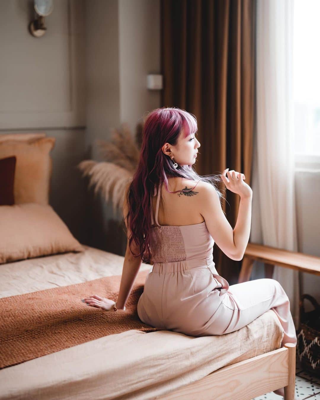 Sherryさんのインスタグラム写真 - (SherryInstagram)「- 自從接觸了一點攝影後，跟攝影師溝通就容易很多了🤣🤣 「我現在用50拍，光圈會調大一點」 「現在換85鏡來試試 ...