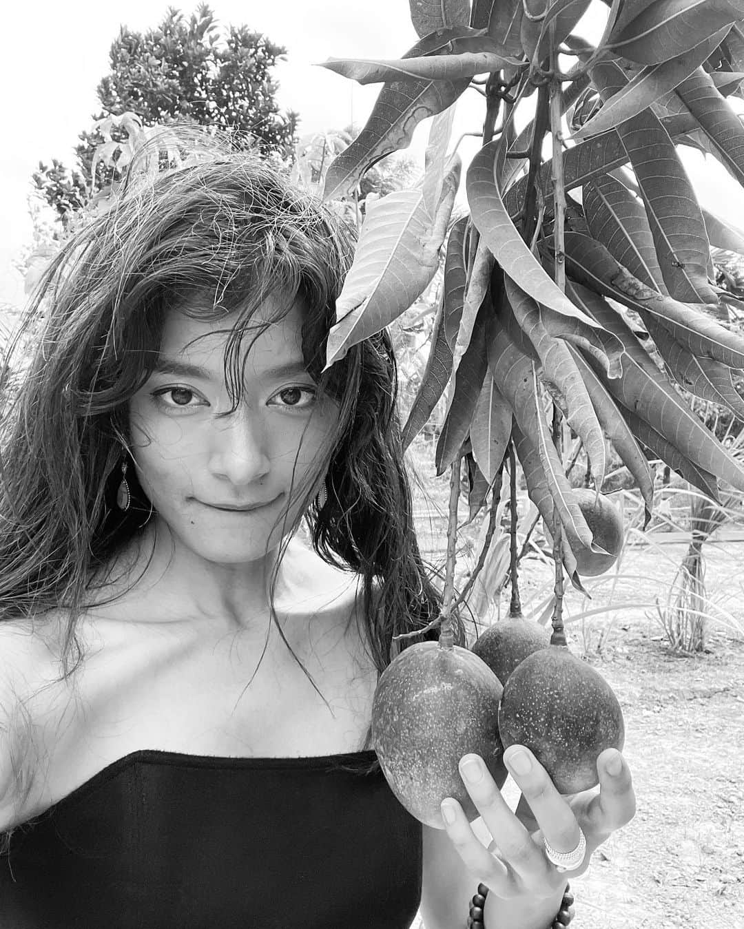 ローラさんのインスタグラム写真 ローラinstagram 「これが小さい時にいつも食べていたバングラデシュのお家のお庭からできたマンゴー