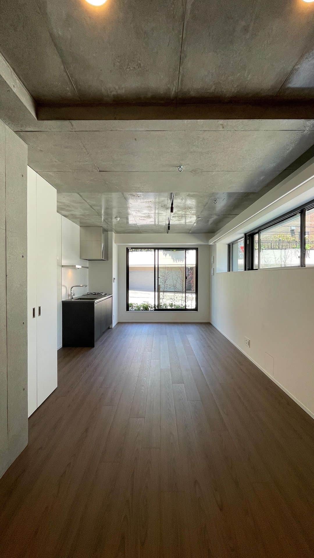 グッドルームさんのインスタグラム動画 - (グッドルームInstagram)「【ROOM TOUR】コンクリートの質感が美しい！ 【東京 #代々木八幡 1LDK 39.03㎡】 彩られた日々よ ...