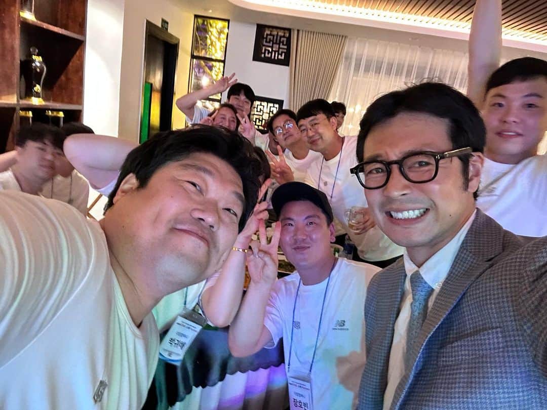 イ・キョンさんのインスタグラム写真 - (イ・キョンInstagram)「#다낭 에서 만난 KT 부산 팀원분들 포상휴가에 특급 만찬 서비스 MC 행사 #이켠 격한 환대에 감사드리고 ...