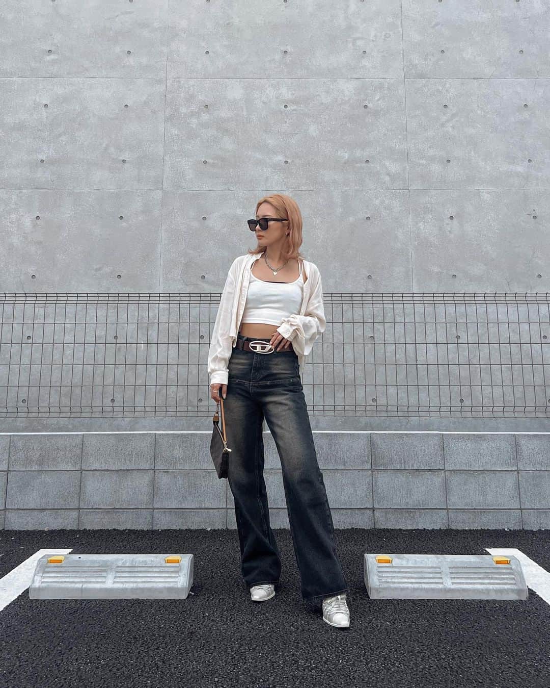 HARUYOさんのインスタグラム写真 - (HARUYOInstagram)「. @classicalelf_official のシアー短丈とろみブラウス🤭🩷 バックスタイルはタックがついてて ...