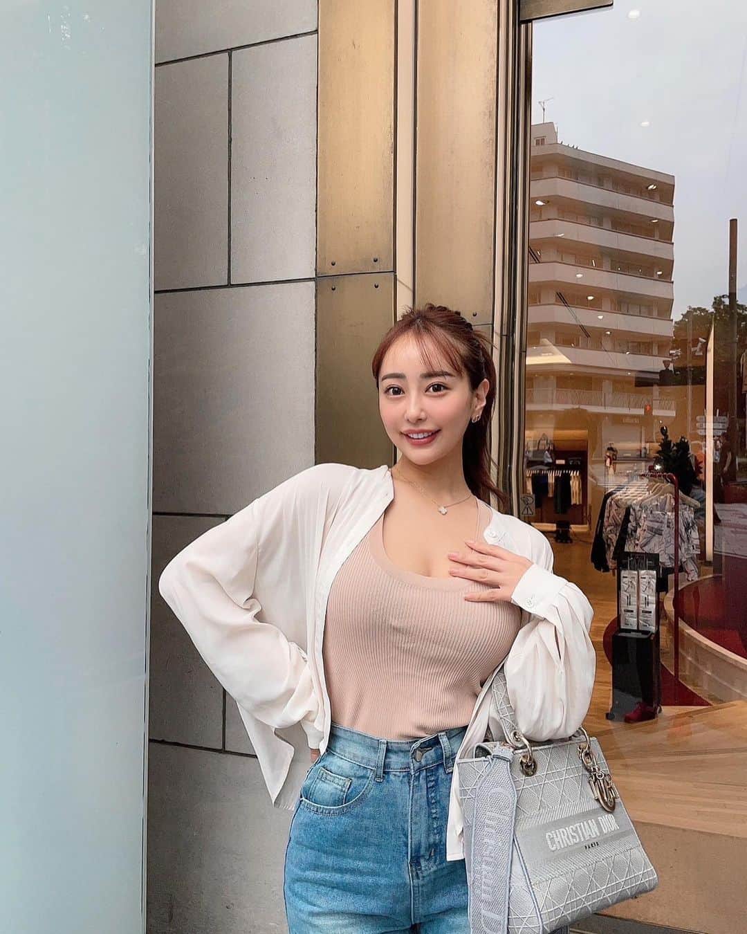 佐野友妃子さんのインスタグラム写真 - (佐野友妃子Instagram)「とろみのある光沢感がお気に入りのシアー丈ブラウス🪽🤍 @classicalelf_official # ...