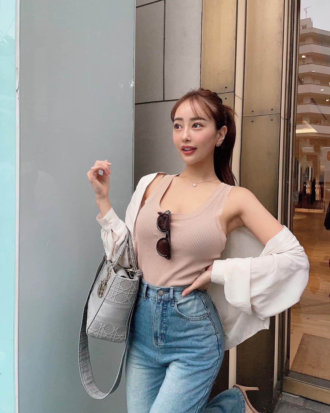 佐野友妃子さんのインスタグラム写真 - (佐野友妃子Instagram)「とろみのある光沢感がお気に入りのシアー丈ブラウス🪽🤍 @classicalelf_official # ...