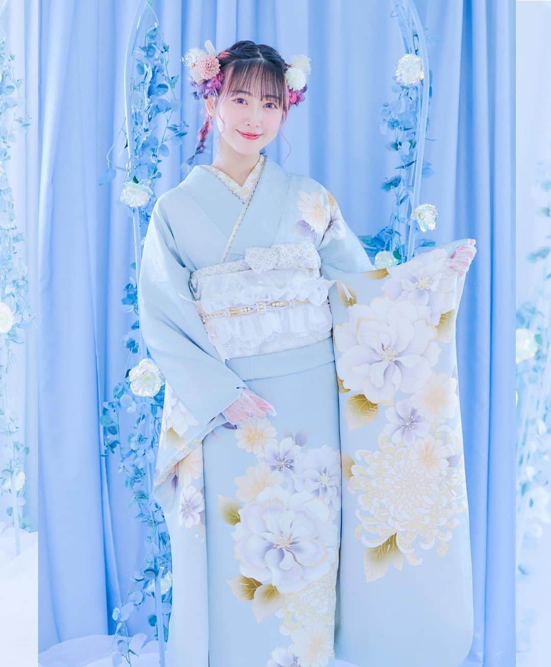 LARMEさんのインスタグラム写真 - (LARMEInstagram)「🎀🩰 𝐾𝐼𝑀𝑂𝑁𝑂 𝐿𝐴𝑅𝑀𝐸 𓊆 振袖と相性抜群🩵フラワーお団子ヘア 𓊇 🤍撮影＆2024年以降の 成人式の振袖 ...