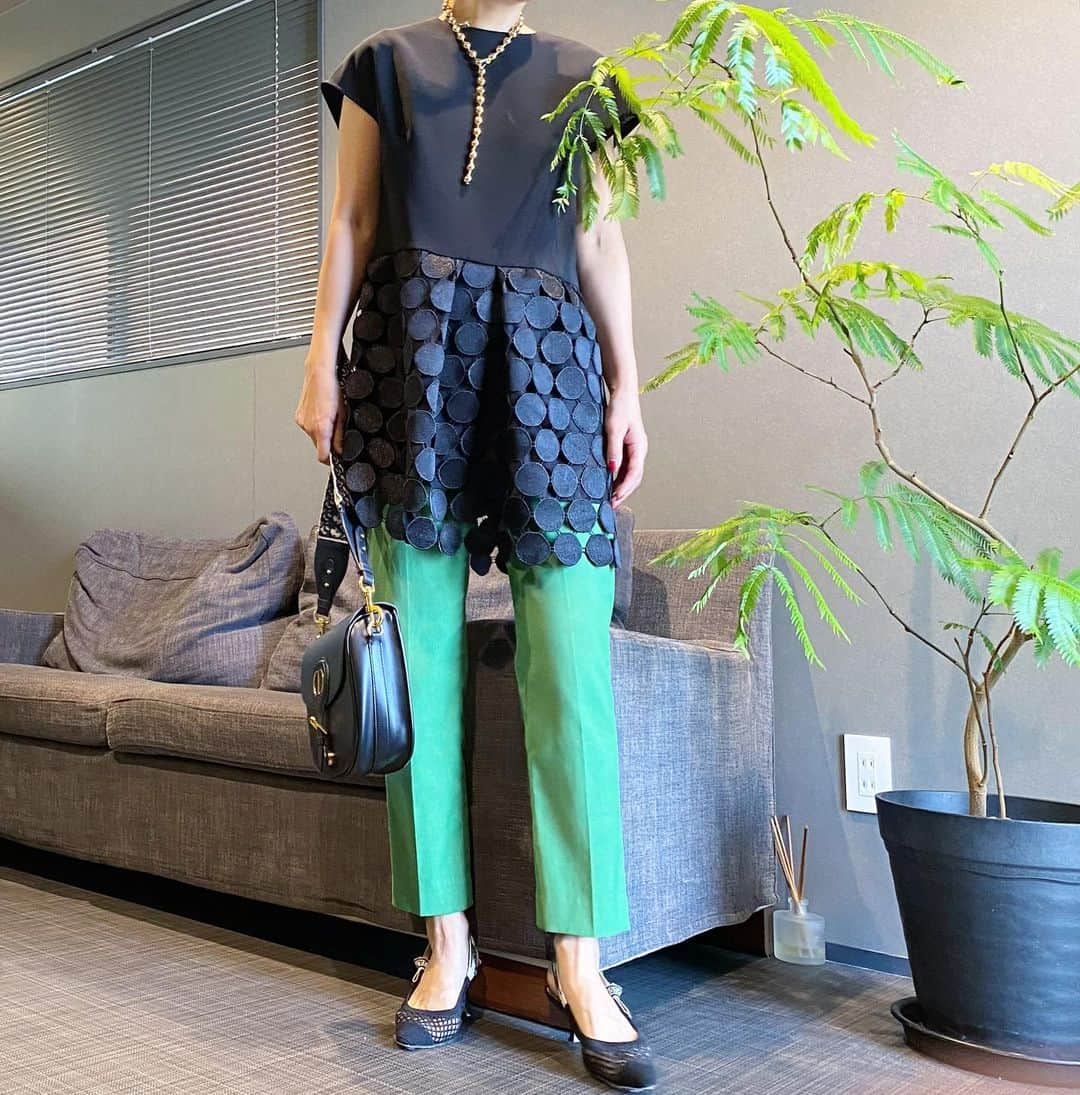 lady.junjunさんのインスタグラム写真 - (lady.junjunInstagram)「. お気に入り🖤💚 サークルレースブラウス @adore_jp 下部分のレースが立体的で華やか ...