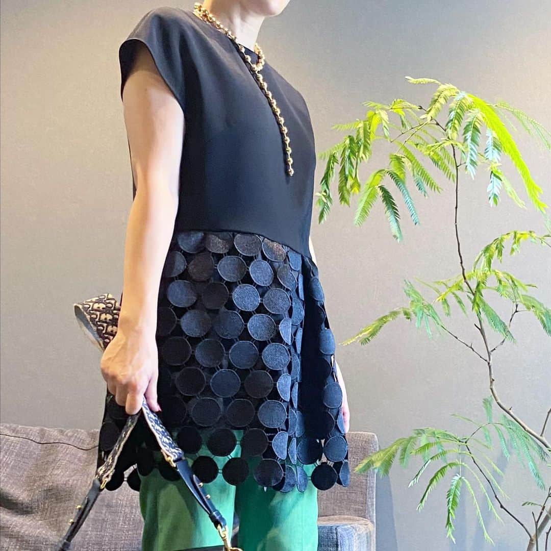 lady.junjunさんのインスタグラム写真 - (lady.junjunInstagram)「. お気に入り🖤💚 サークルレースブラウス @adore_jp 下部分のレースが立体的で華やか ...