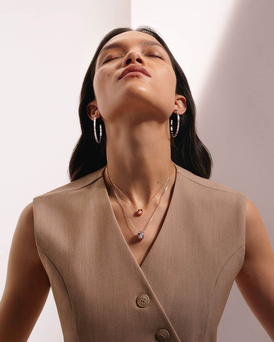 Chaumetさんのインスタグラム写真 - (ChaumetInstagram)「Make a luminous statement with Bee My Love.⁣ #Chaumet # ...