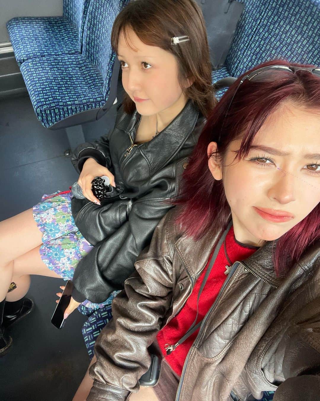 新音さんのインスタグラム写真 - (新音Instagram)「Leather jacket gals (missing ldn)」6月25日 ...