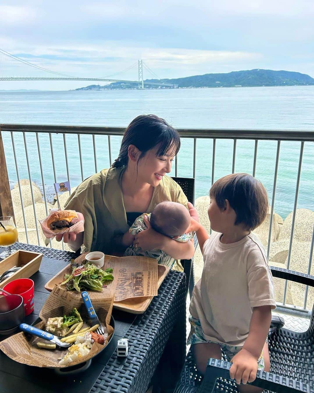 阪本智子さんのインスタグラム写真 阪本智子instagram 「🍔♡ 明石海峡大橋を見ながらハンバーガー😋 海って本当に癒される🥹