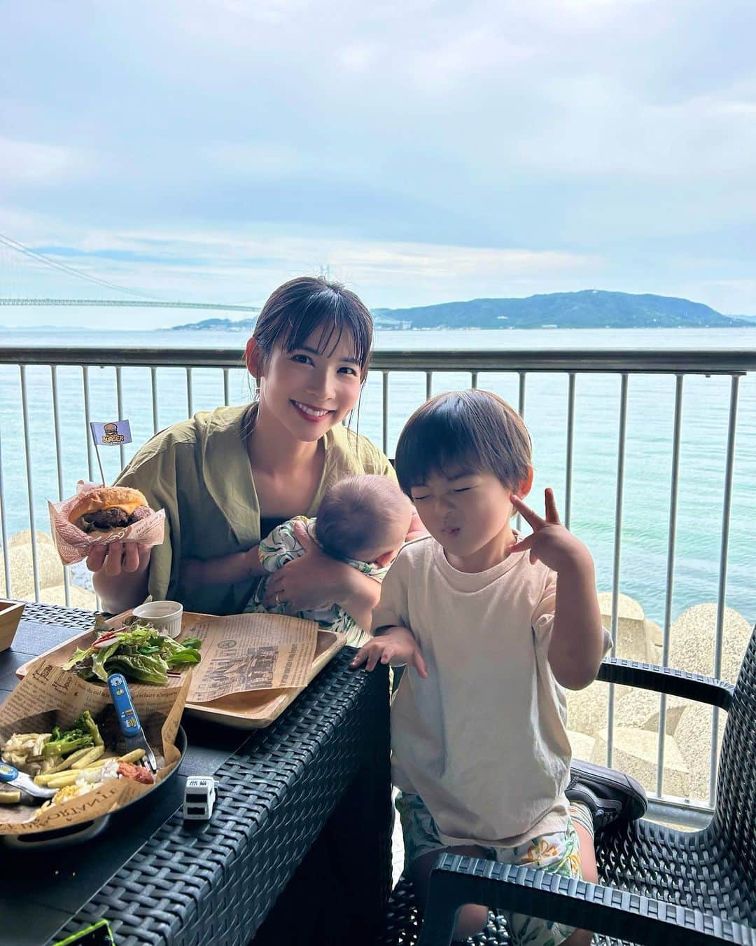 阪本智子さんのインスタグラム写真 阪本智子instagram 「🍔♡ 明石海峡大橋を見ながらハンバーガー😋 海って本当に癒される🥹
