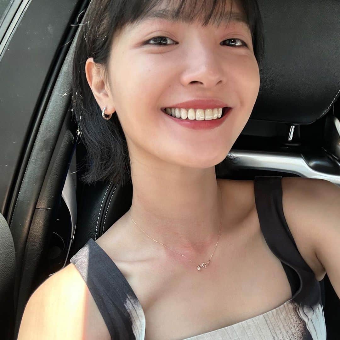 吳子霏（Ellen Wu）さんのインスタグラム写真 - (吳子霏（Ellen Wu）Instagram)「喜歡夏天的陽光燦爛，但身為一曬就黑的體質實在困擾，每天必備一件薄長袖，或是乾脆就穿長袖 ...