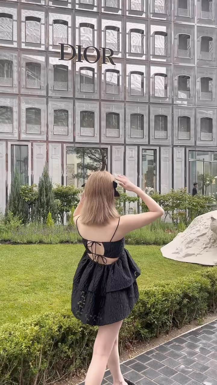 エリンコさんのインスタグラム動画 - (エリンコInstagram)「Dior🖤 雨が上がって湿気で髪の毛ボサボサだったけど良い思い出♡ . #聖水洞 #dior #ディオール #韓国 ...