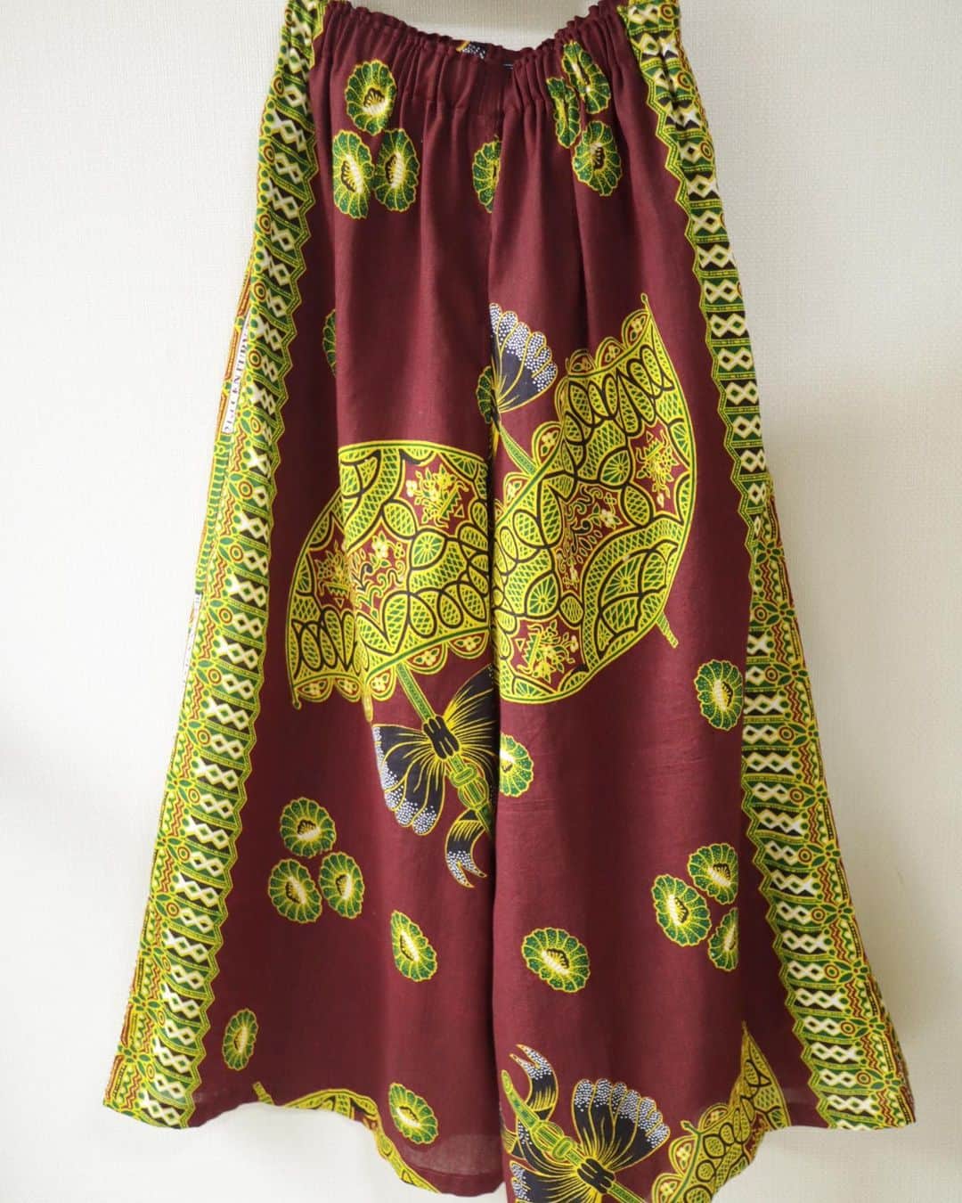 kwa MALOGOさんのインスタグラム写真 - (kwa MALOGOInstagram)「【今が"旬"⁉️】 . "傘"☂️の大柄が あずき色🫘に映える 柔らかく涼しい質感の東アフリカのキ ...