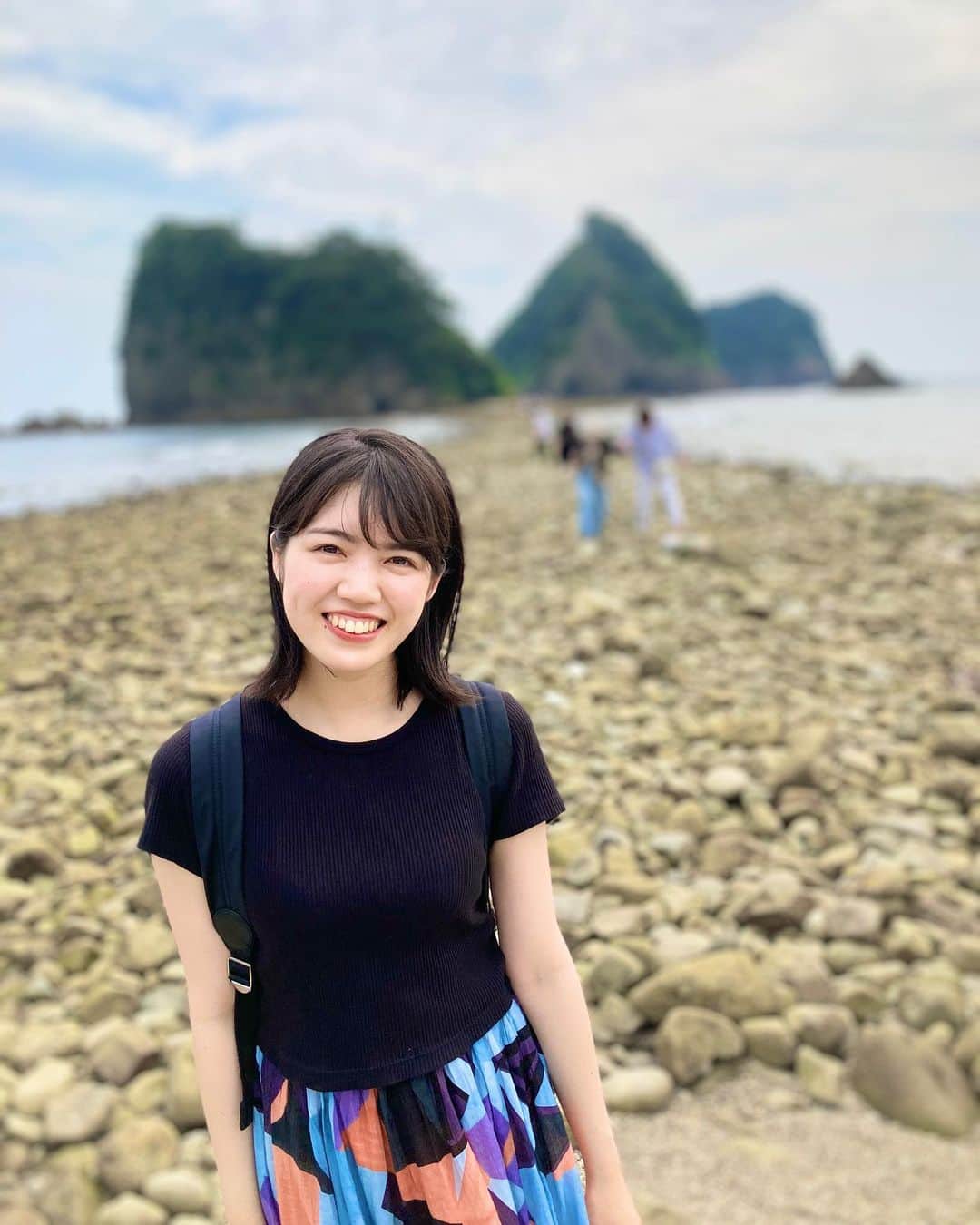 登レイナさんのインスタグラム写真 - (登レイナInstagram)「• 週末は初めて西伊豆へ🏖 干潮時だけ手前の島に渡れる「堂ヶ島のトンボロ」にも行ってきましたよ！ #実は #岩がゴツゴツで ...