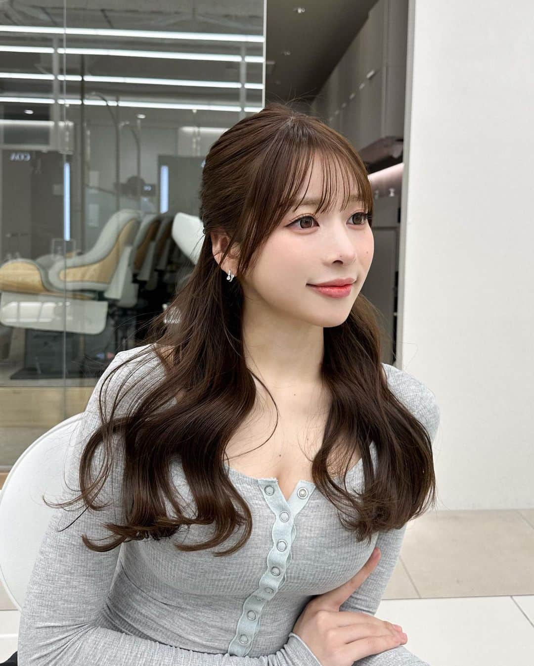 小西恭平さんのインスタグラム写真 - (小西恭平Instagram)「オーダー人気の高いヘアスタイル ︎ カラーはブラウン系のグレージュカラーです！ オーダーの際は画像を保存しご提示ください😊 ...