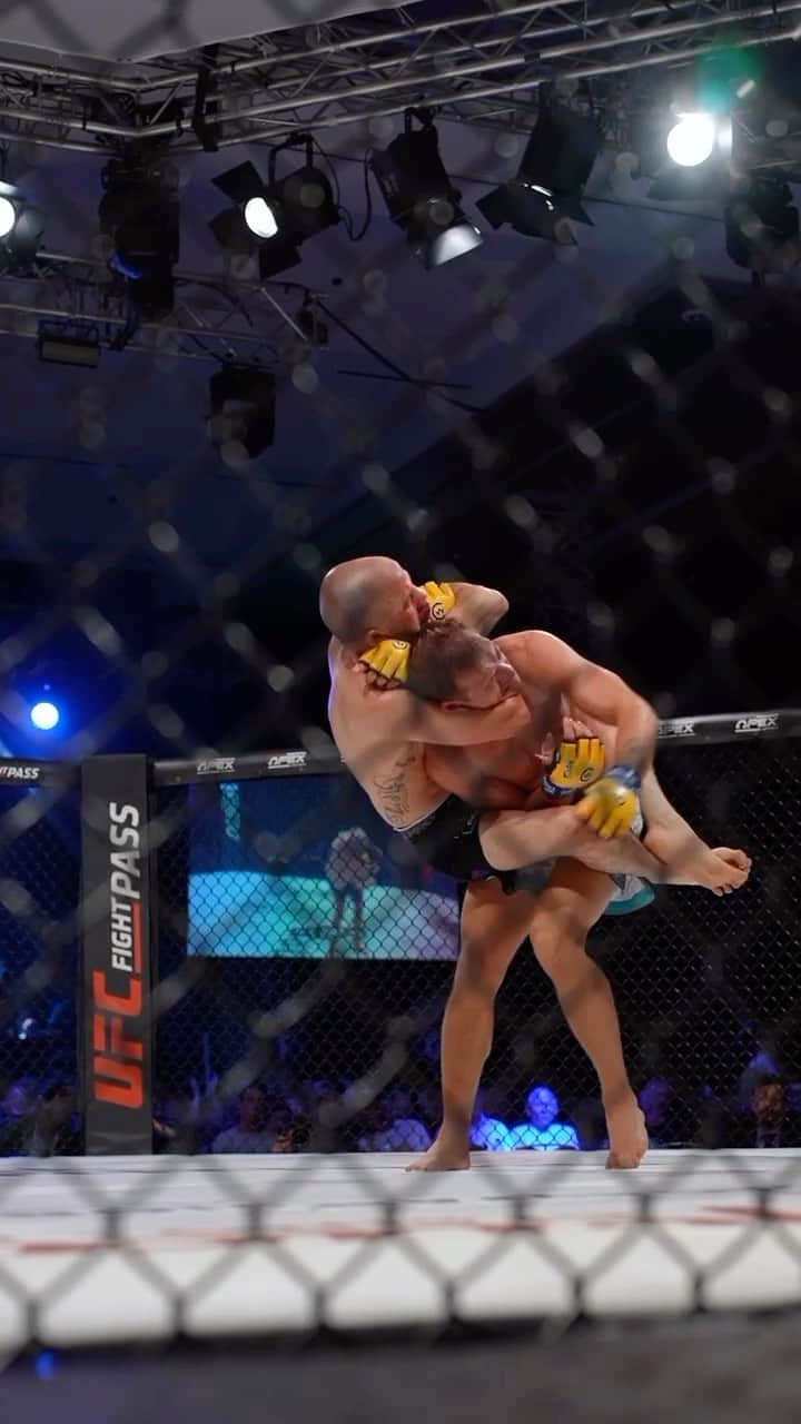 UFCさんのインスタグラム動画 - (UFCInstagram)「No way David Lopez was letting go of ...