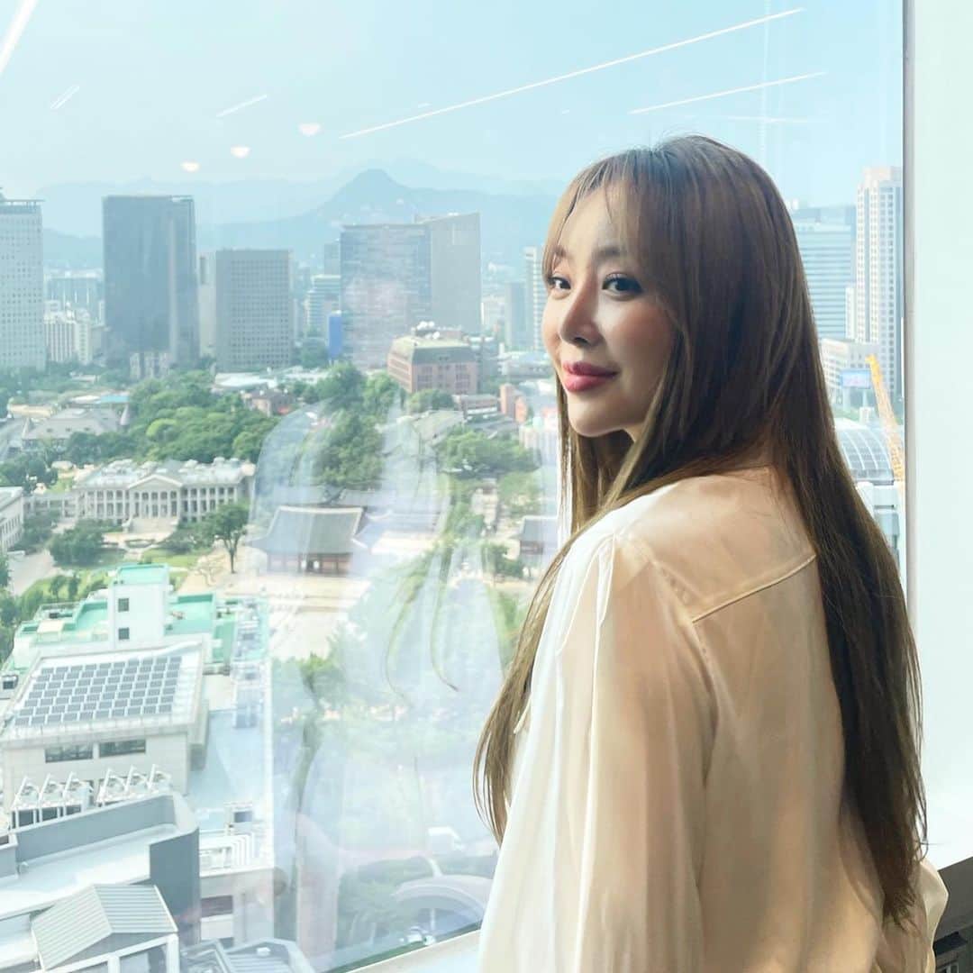 ナルシャさんのインスタグラム写真 - (ナルシャInstagram)「가끔 낯선 동네 가장 높은곳에 올라오면 내가 이 땅 주인이된것같은 그런 귀여운생각🤦🏻‍♀️」6月4日 10時24 ...