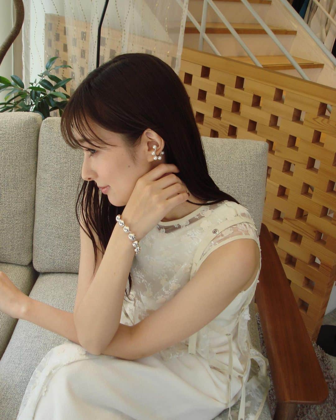 宮本茉由さんのインスタグラム写真 - (宮本茉由Instagram)「. 日テレ系「The Gift」に出演します。 明日21時54分〜OAです！ ぜひみてください🤍 お衣装🪽 ブラウス ...