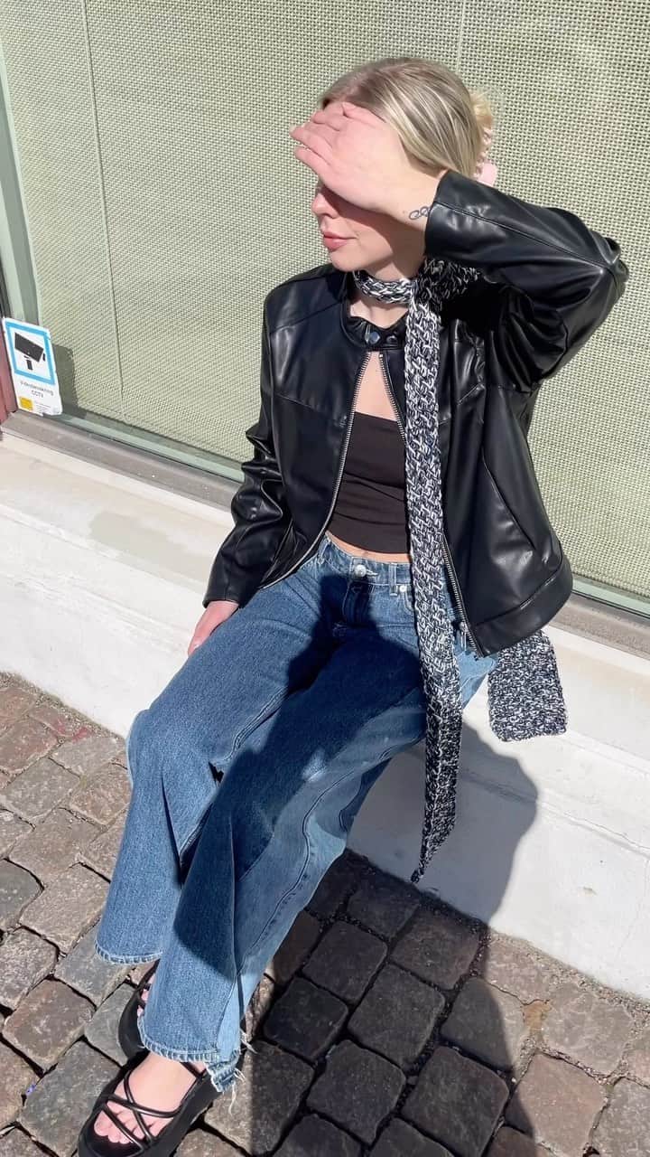 モンキさんのインスタグラム動画 - (モンキInstagram)「The skinny scarf is officially back ...