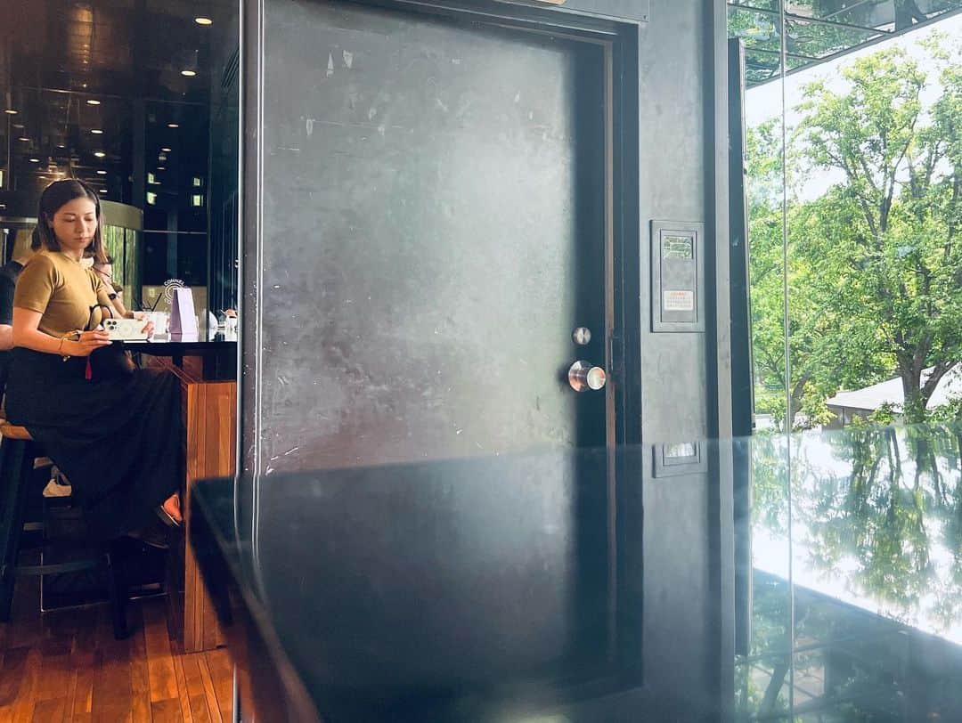 月船さららさんのインスタグラム写真 - (月船さららInstagram)「🌳×☕️×📖×🌳 @connelcoffee」6月5日 18時33分 ...