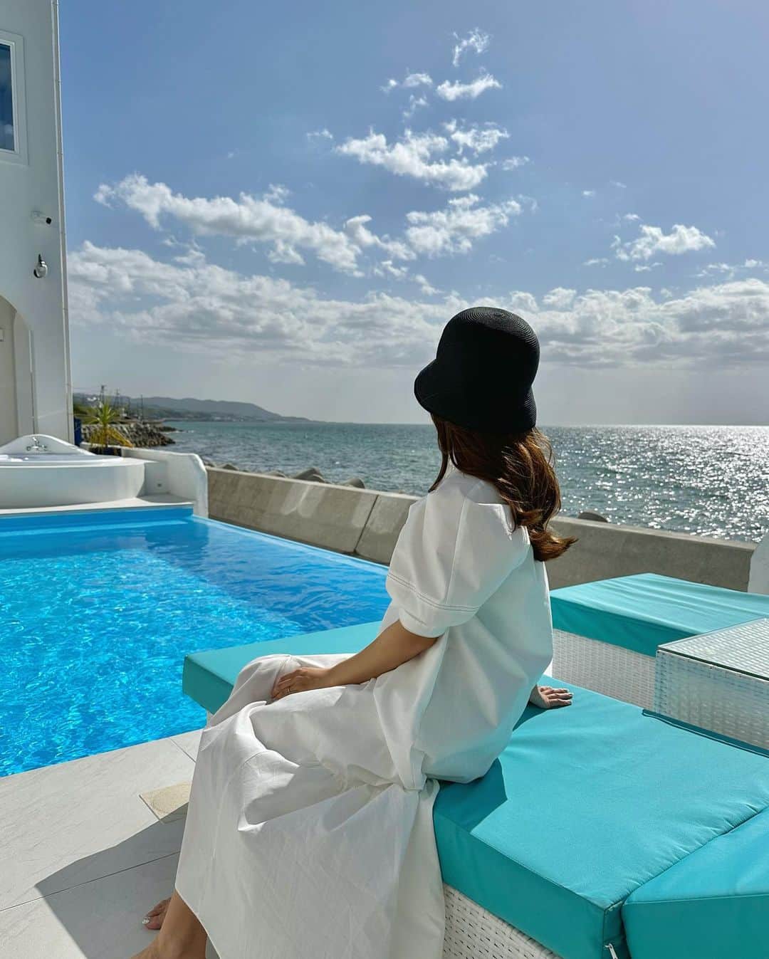 Akaneさんのインスタグラム写真 - (AkaneInstagram)「. @st.rooney さんとのコラボワンピ🤍 ヴィラの雰囲気に ...