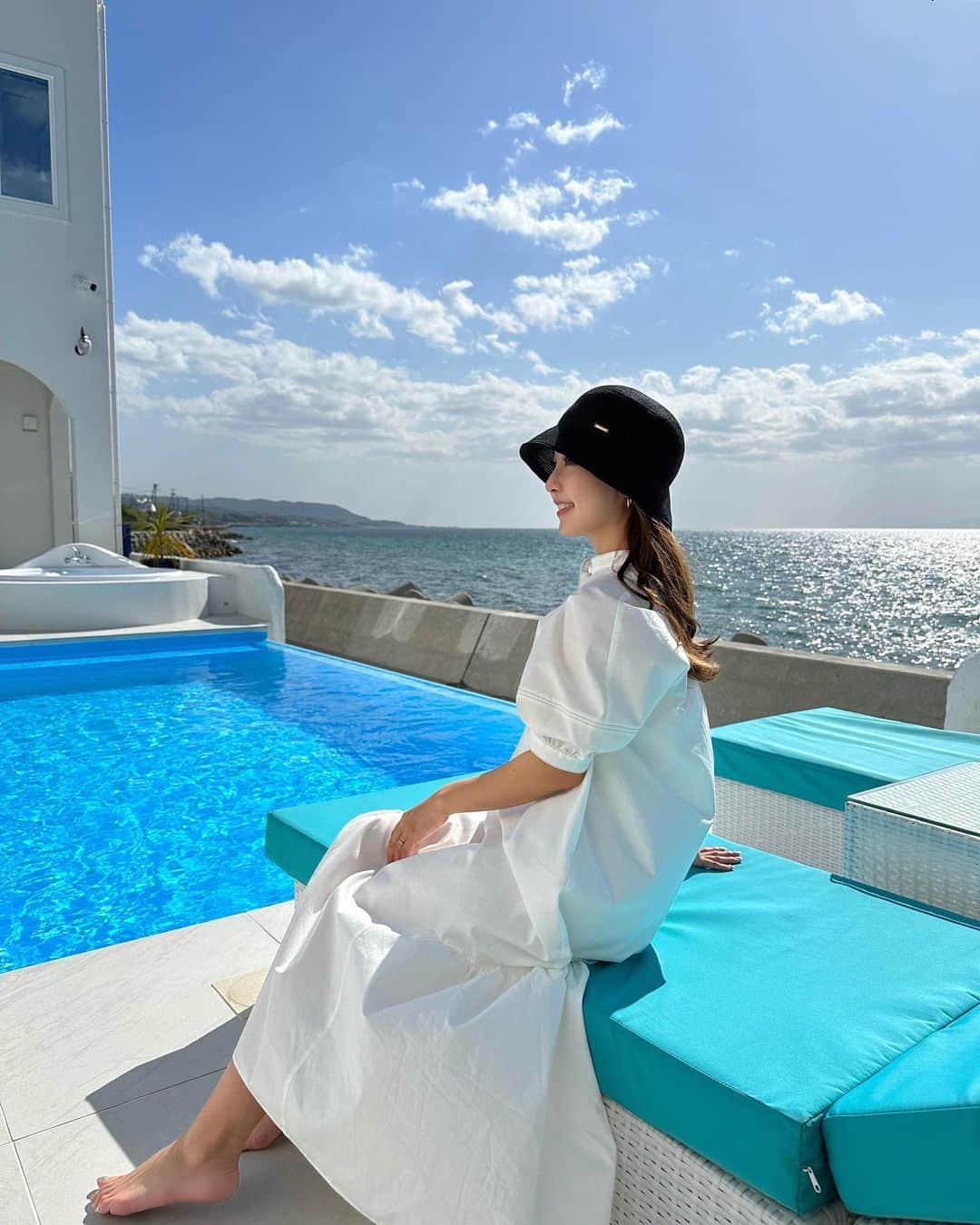 Akaneさんのインスタグラム写真 - (AkaneInstagram)「. @st.rooney さんとのコラボワンピ🤍 ヴィラの雰囲気に ...