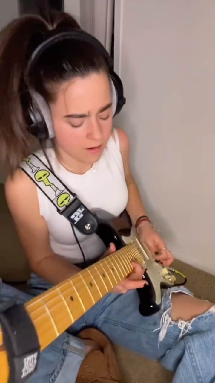 Fender Guitarさんのインスタグラム動画 - (Fender GuitarInstagram)「Take a seat and ...