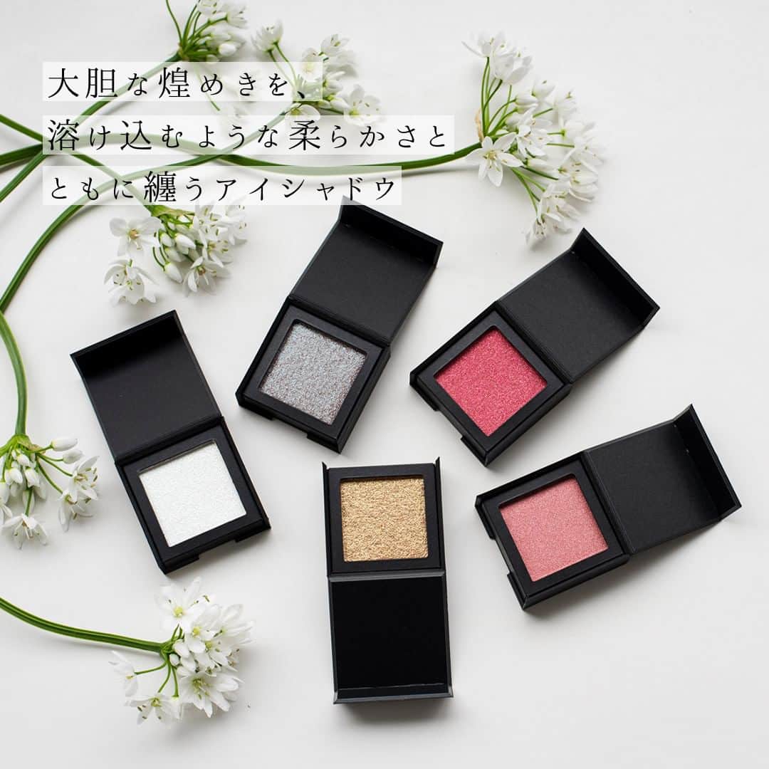 cosme_beauty_ssさんのインスタグラム写真 - (cosme_beauty_ssInstagram)「「大胆な煌めきを、溶け込むような柔らかさとともに纏うアイシャドウ」 大胆な ...