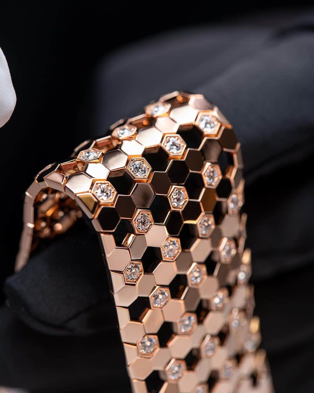 Chaumetさんのインスタグラム写真 - (ChaumetInstagram)「Crafted with passion and expertise, meet our new Bee My ...