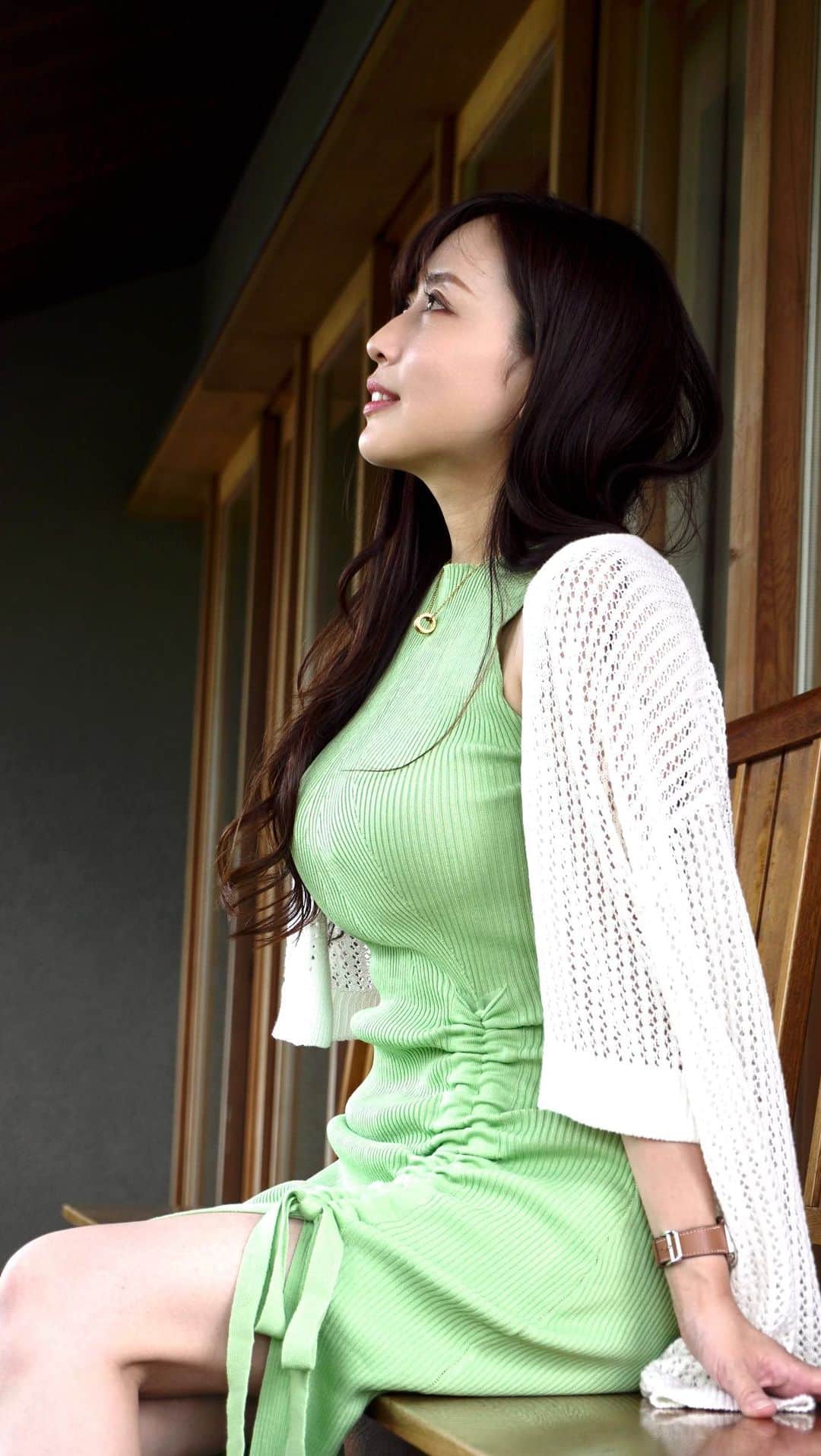 Minoriさんのインスタグラム動画 - (MinoriInstagram)「Green💚 #ラインやデザインめちゃくちゃ綺麗！ #すんごいスタイルアップする！ #でもどこで着よう？ww」6月 ...