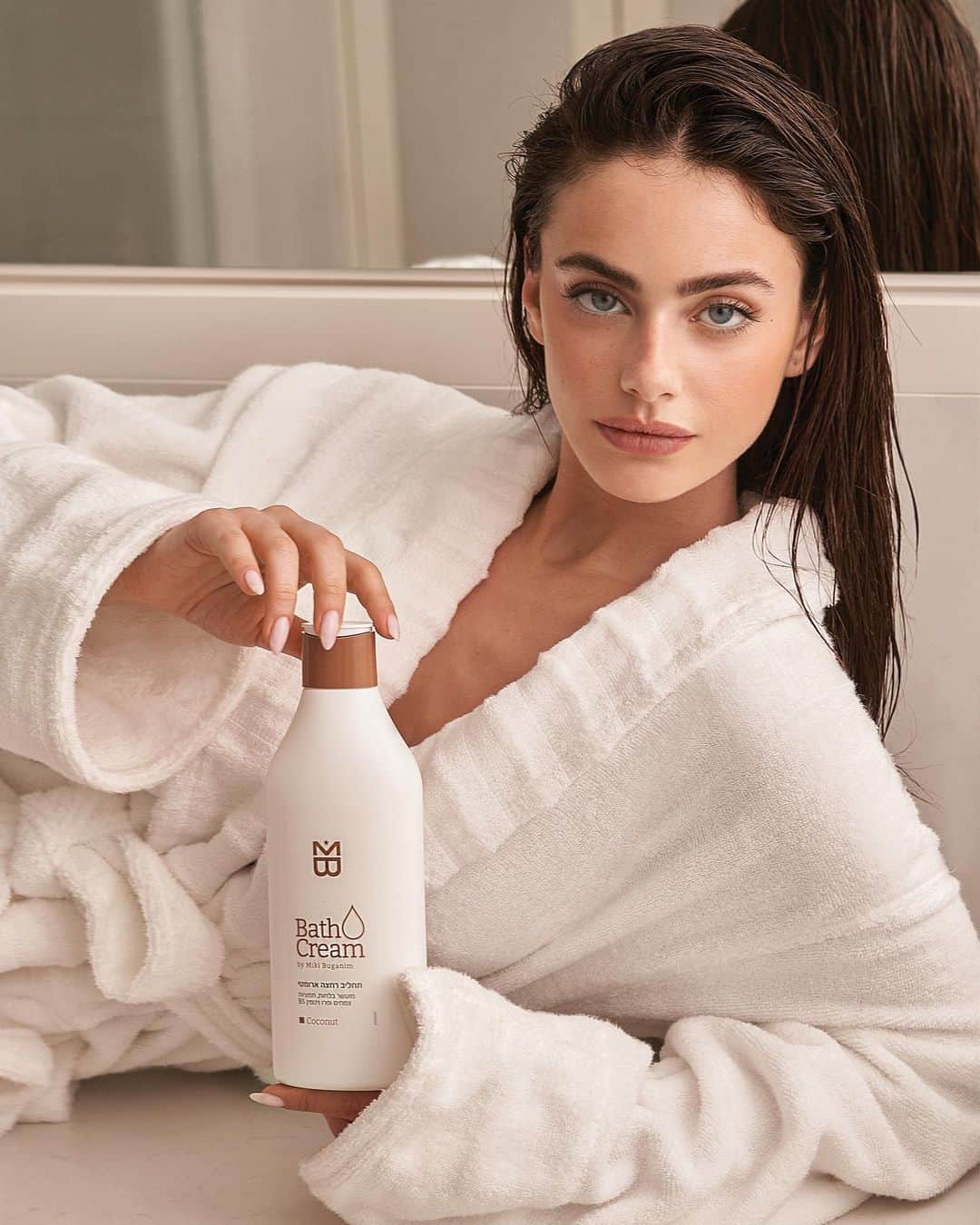 Yael Shelbiaさんのインスタグラム写真 - (Yael ShelbiaInstagram)「Feeling fresh 🥥 🤎」6月 ...