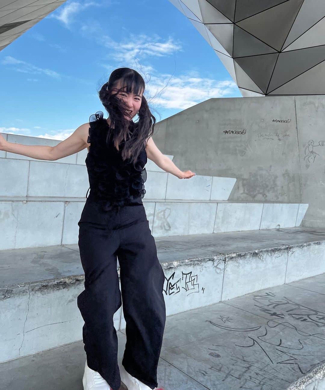 みこさんのインスタグラム写真 - (みこInstagram)「LyonのZaraで購入したジャンプスーツと白スニーカーコーデ！👟🖤 写真だと ...