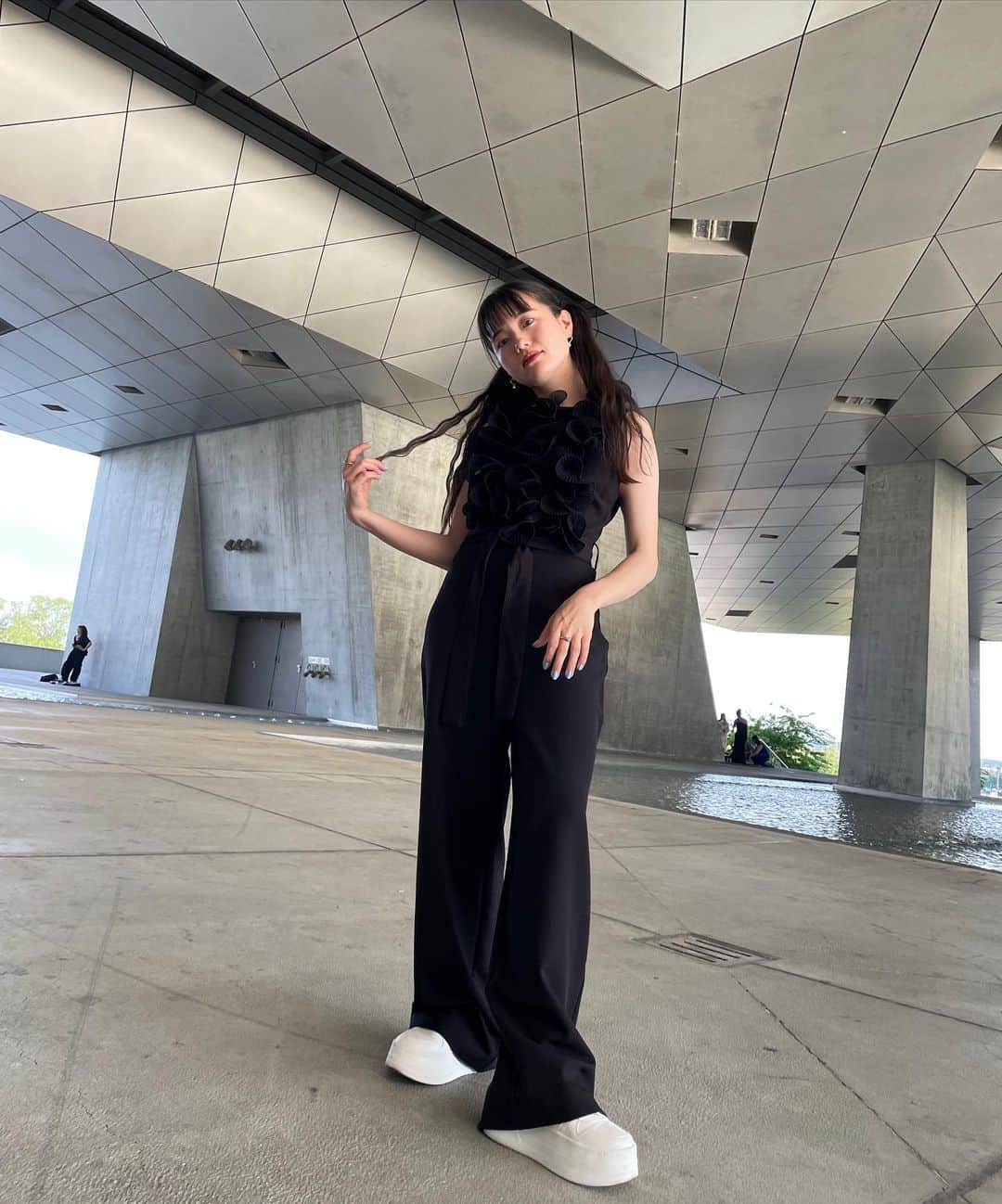 みこさんのインスタグラム写真 - (みこInstagram)「LyonのZaraで購入したジャンプスーツと白スニーカーコーデ！👟🖤 写真だと ...