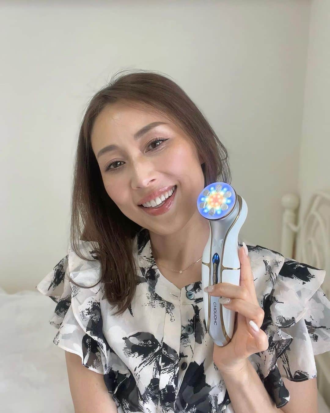宮田綾子さんのインスタグラム写真 - (宮田綾子Instagram)「「5分後、あなたは華になる」がコンセプトのCHOUCHOU(チョウチョウ)の美顔器「ザ・モルフォ」🦋 使い始めて3週間 ...