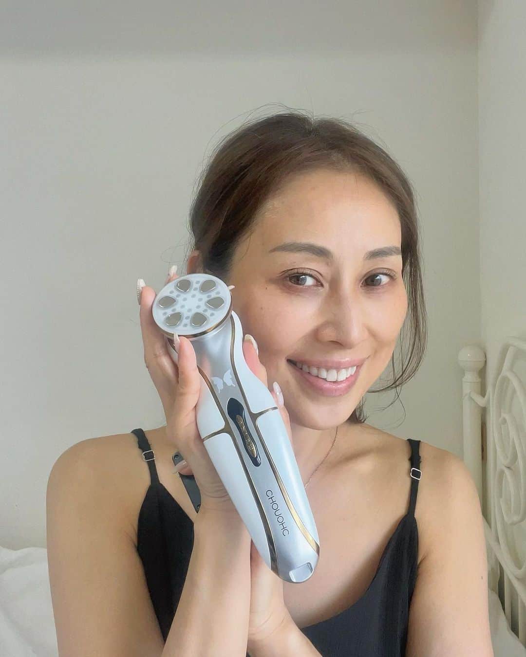 宮田綾子さんのインスタグラム写真 - (宮田綾子Instagram)「「5分後、あなたは華になる」がコンセプトのCHOUCHOU(チョウチョウ)の美顔器「ザ・モルフォ」🦋 使い始めて3週間 ...