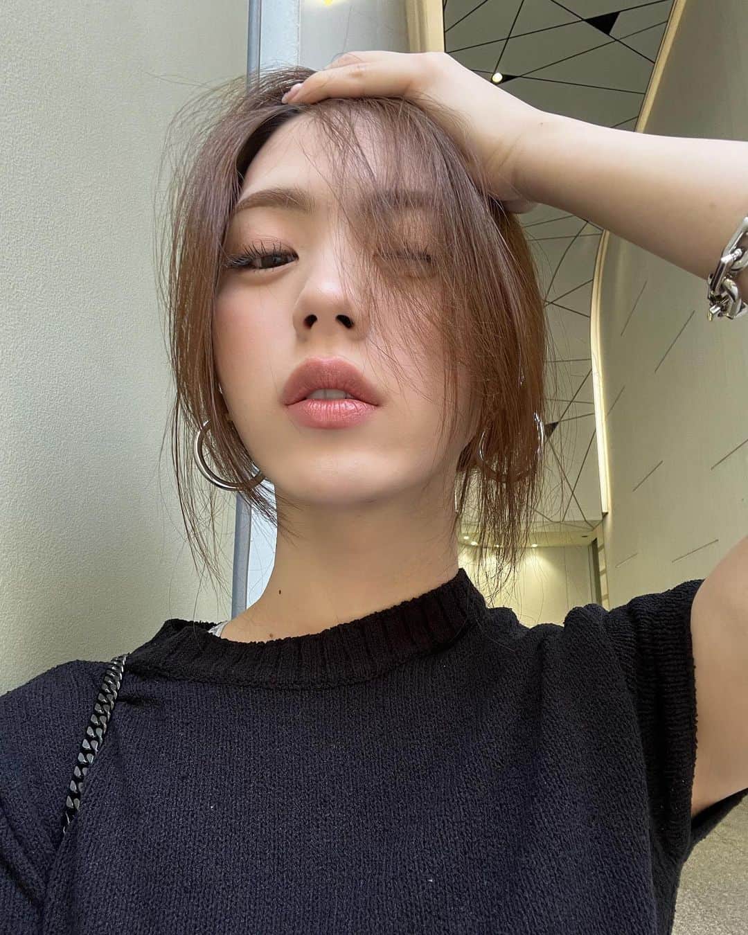井手上漠さんのインスタグラム写真 井手上漠instagram 「最近は甘いものばかり欲しがるの、雨のせいにでもしておくか。」6月7日