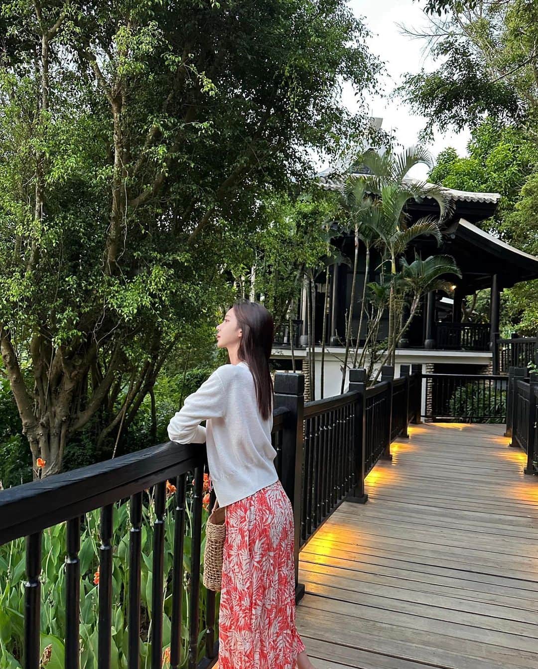 キム・ミニさんのインスタグラム写真 - (キム・ミニInstagram)「밤에 선세럼 하나 슝 바르고 가디건 휙 두르고 나오면 꾸안꾸로 얼마나 편한지 몰라요🐰 바배 마감되었고 8시 ...