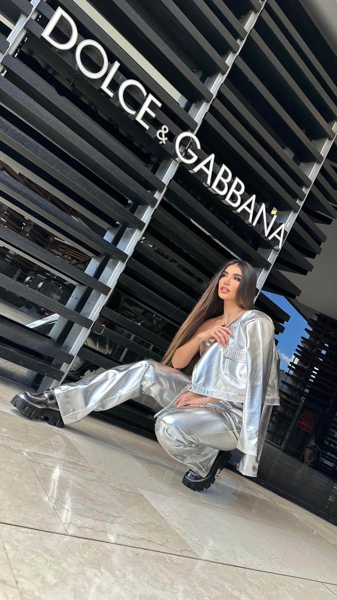 KaThE ArOcAさんのインスタグラム動画 - (KaThE ArOcAInstagram)「El plateado, sin duda ...