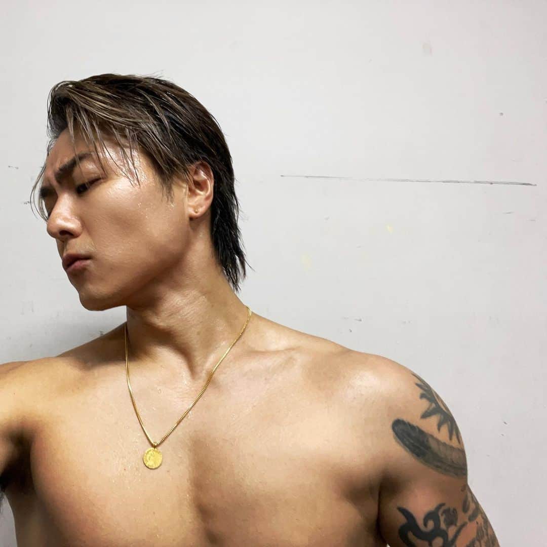 TAKAHIROさんのインスタグラム写真 - (TAKAHIROInstagram)「LIVE後、肩トレをしました。 #KATAHIRO #ｼ ...
