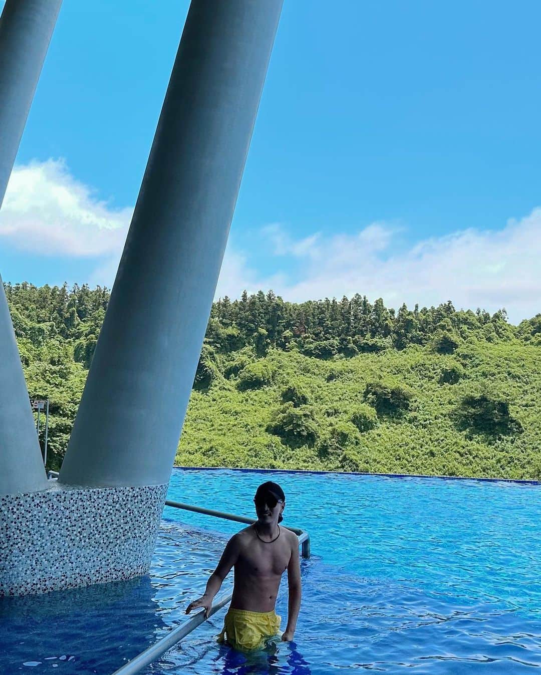 JunJunさんのインスタグラム写真 - (JunJunInstagram)「. チェジュ島🏝️🍊☀️😎 自然に囲まれたプール最高でした🌿 YouTubeも撮ったのでまたアップします🙋🏿‍♂️ ...