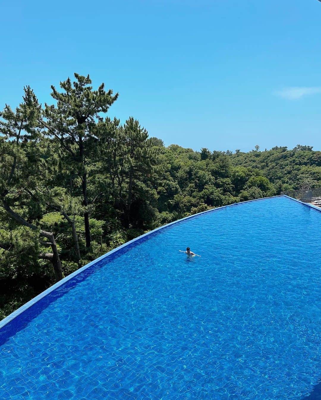 JunJunさんのインスタグラム写真 - (JunJunInstagram)「. チェジュ島🏝️🍊☀️😎 自然に囲まれたプール最高でした🌿 YouTubeも撮ったのでまたアップします🙋🏿‍♂️ ...