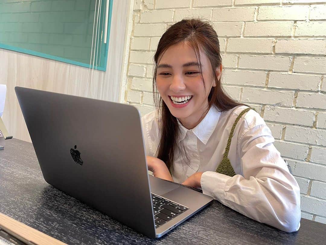 宇珊さんのインスタグラム写真 - (宇珊Instagram)「我之前常常說 2022 年是我儲存能量的一年，那 2023 就是我付諸實行的一年! 其實我從小英文底子就很不錯，因為小時候媽媽有請 ...