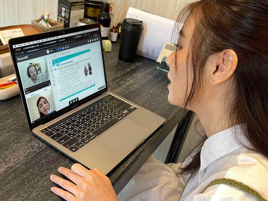 宇珊さんのインスタグラム写真 - (宇珊Instagram)「我之前常常說 2022 年是我儲存能量的一年，那 2023 就是我付諸實行的一年! 其實我從小英文底子就很不錯，因為小時候媽媽有請 ...