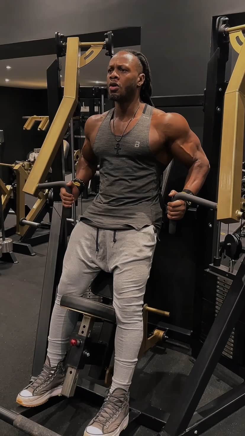 Ulissesworldさんのインスタグラム動画 - (UlissesworldInstagram)「Hitting Chest with ...