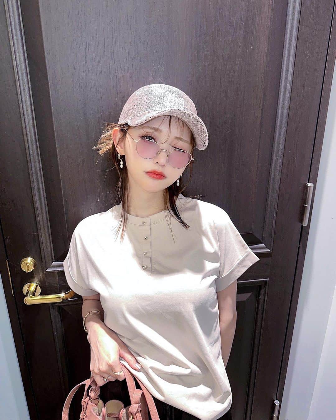 菅野結以さんのインスタグラム写真 - (菅野結以Instagram)「カジュアルTをPINK小物できゅるんと🍒 ⁡ @classicalelf_official l のTシャツ grayish ...