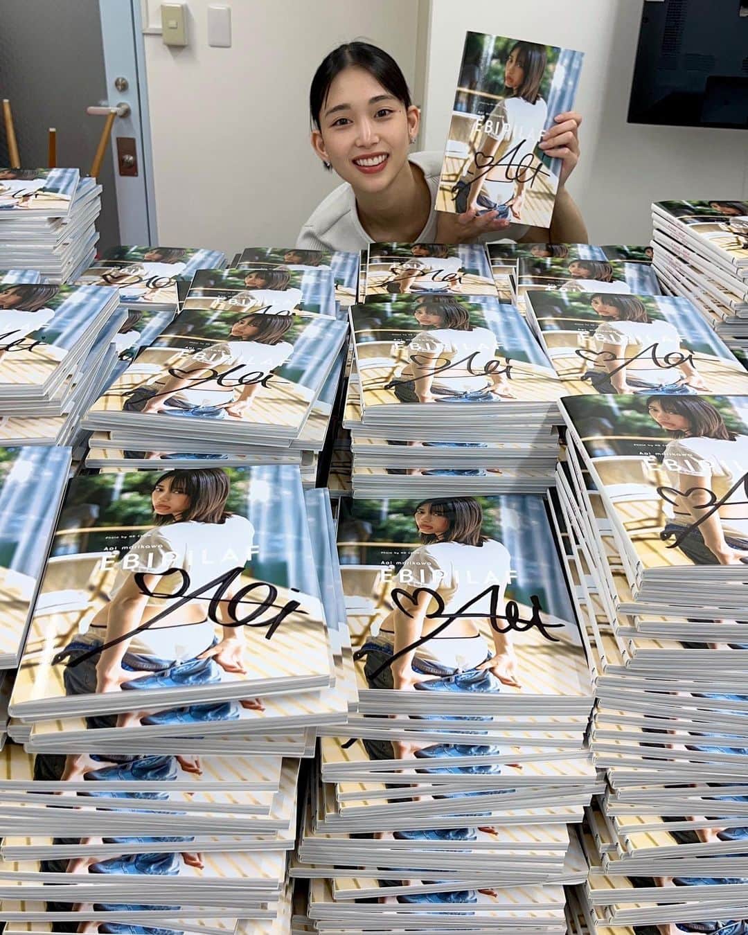 森川葵さんのインスタグラム写真 - (森川葵Instagram)「写真集#ebipilaf サイン書き終わりましたー！！ 予約してくれたみな ...