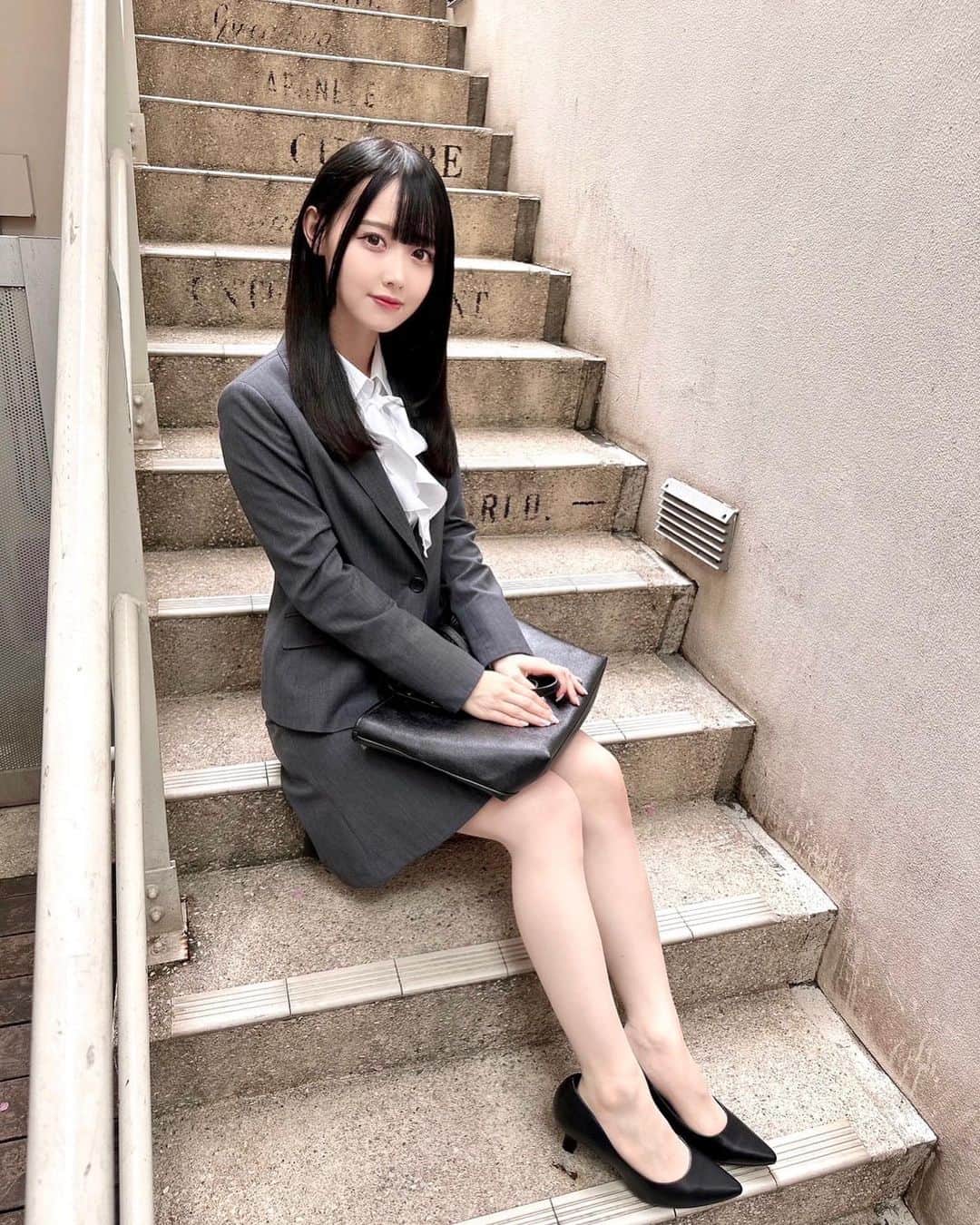 松本ももなさんのインスタグラム写真 - (松本ももなInstagram)「スーツ姿好き？🎀 社会人一年生です💗 \職業アイドル／は秘密にして下さいね😉 スーツver.の生写真の オフショットと ...