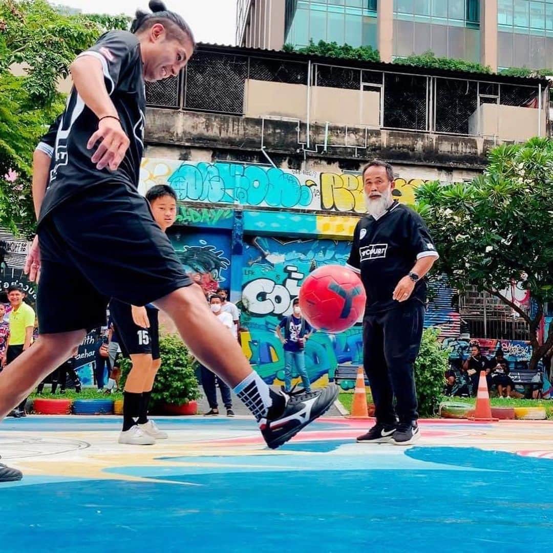 下地奨さんのインスタグラム写真 - (下地奨Instagram)「ฟูจิเซ็นเซจะพาไปรู้จักนักฟุตบอลญี่ปุ่น ...