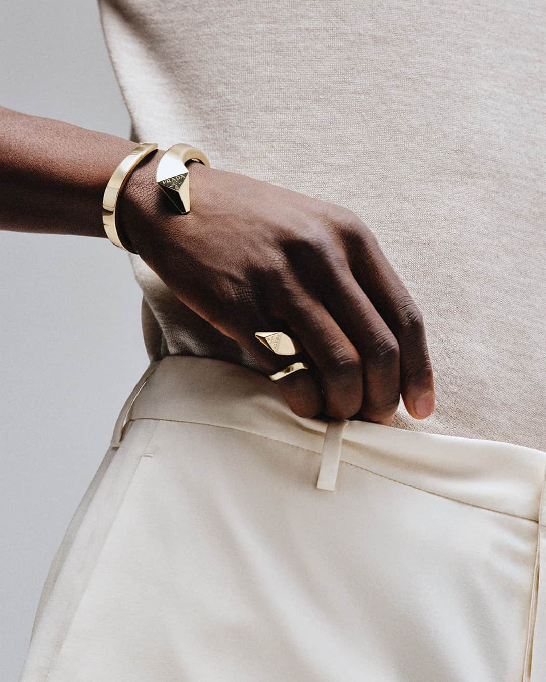 プラダさんのインスタグラム写真 - (プラダInstagram)「18k recycled gold Prada Snake jewelry ...